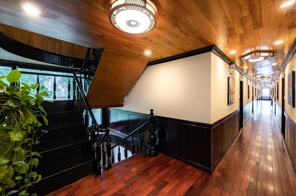 Dragon Bay cruise in Halong bay